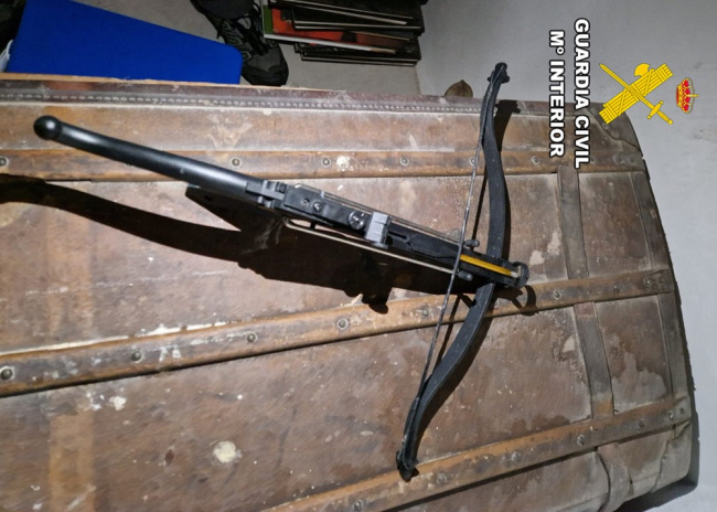 Detenido un hombre armado con cuchillo y ballestas tras atrincherarse ... Detenido un hombre armado con cuchillo y ballestas tras atrincherarse ...